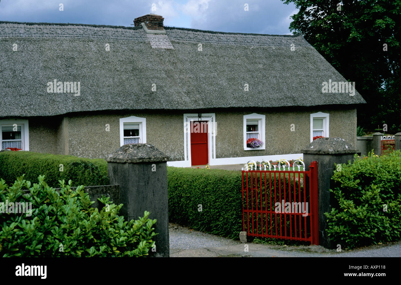 A Charming thatched farm house in Ireland Eire Stock Photo - Alamy