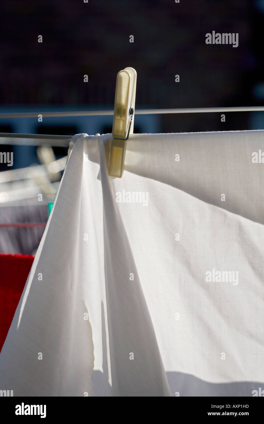 PEGS HOLDING WASHING ON THE LINE Stock Photo - Alamy