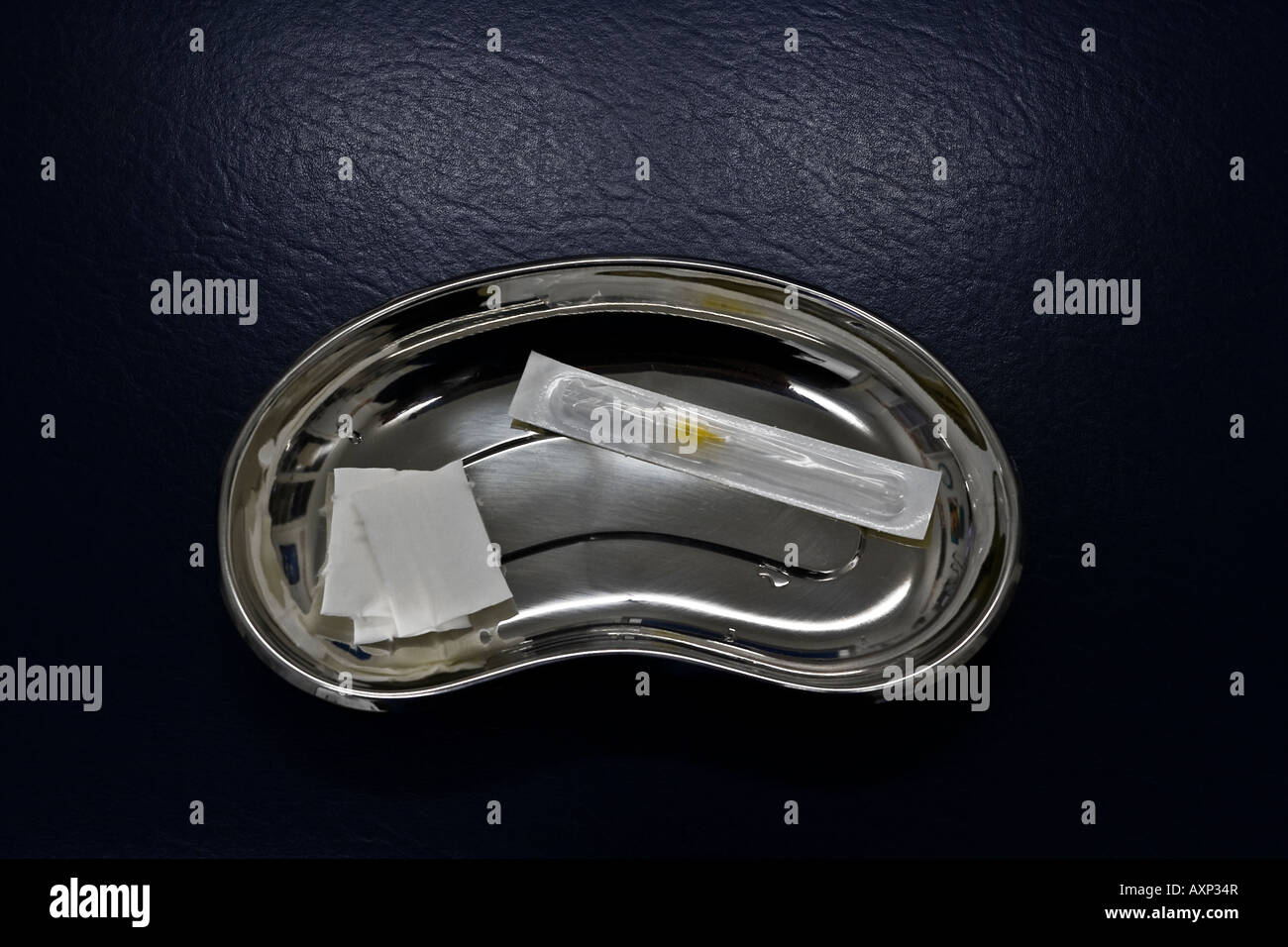 Kidney dish and surgical hi-res stock photography and images - Alamy
