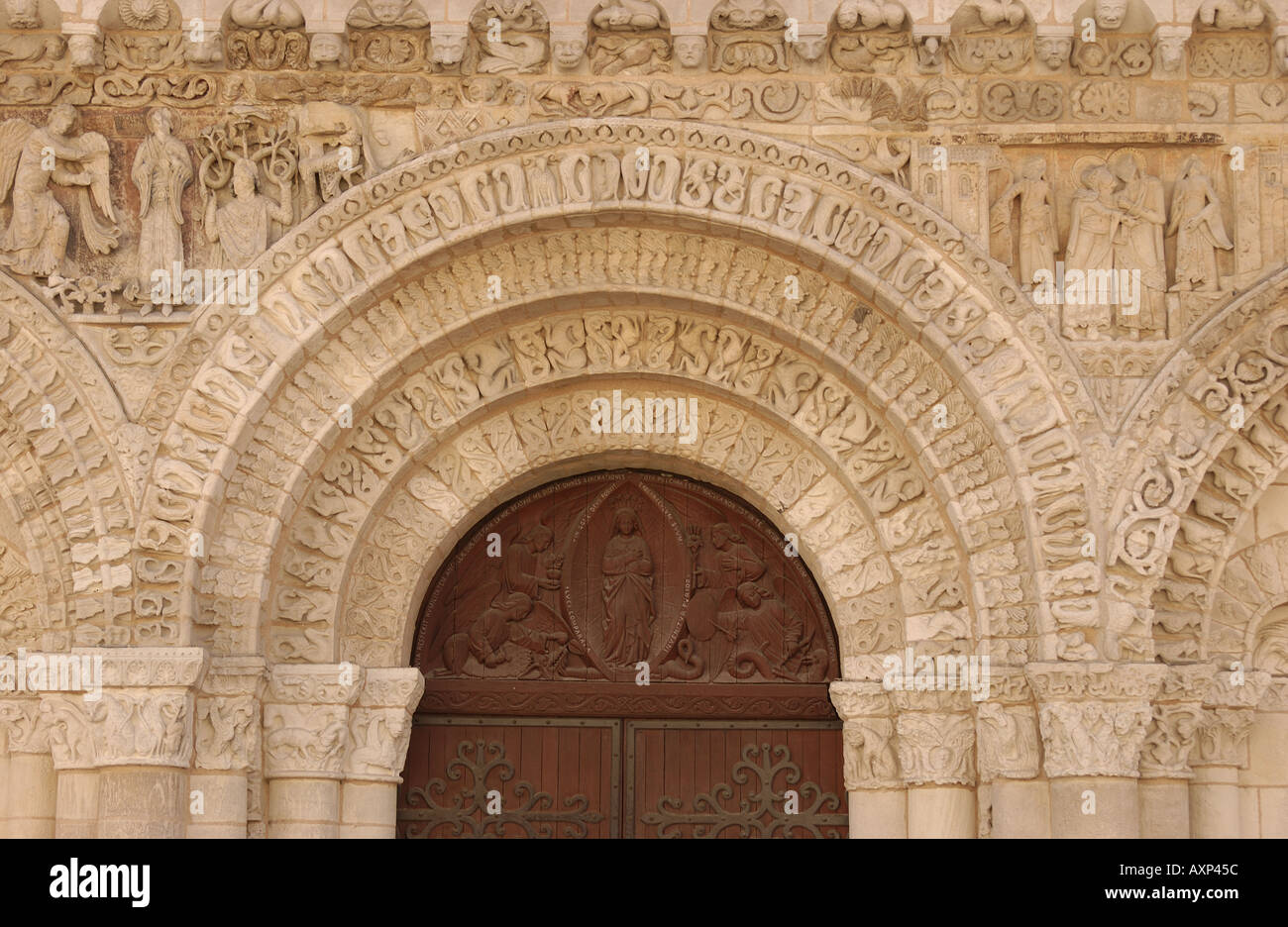 poitiers france notre dame le grande norman arch Stock Photo - Alamy