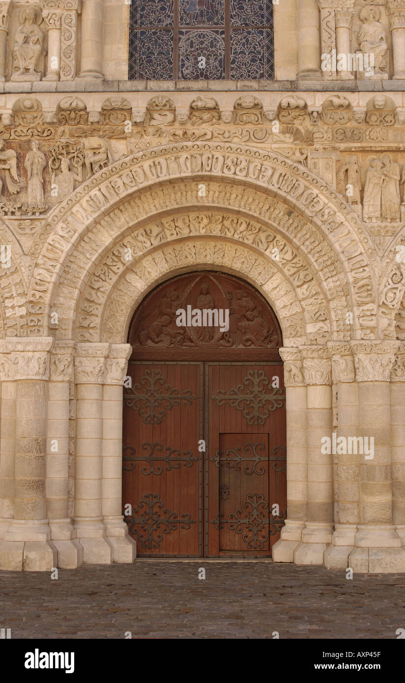 poitiers france notre dame le grande norman arch Stock Photo - Alamy