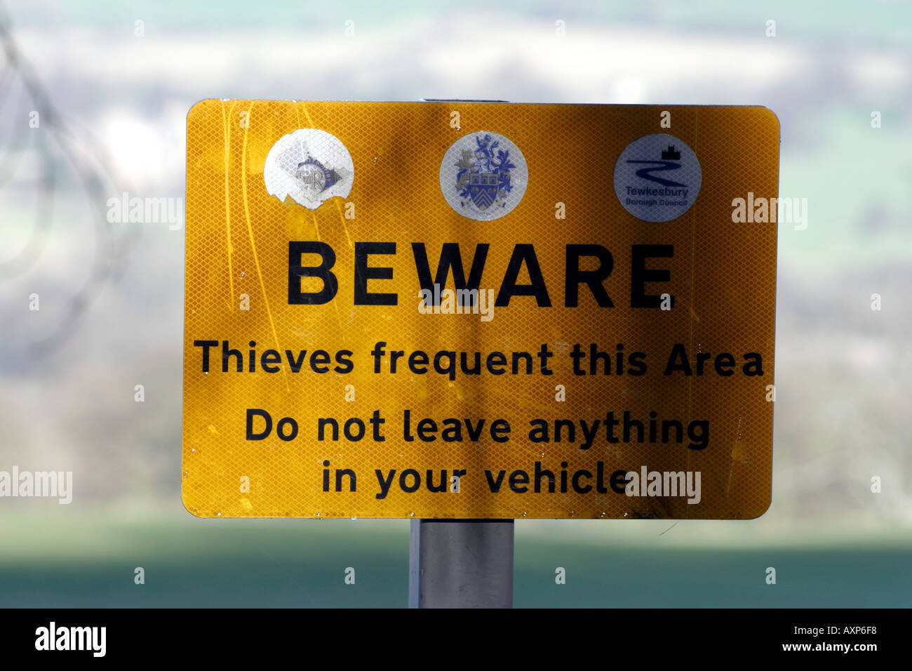 Beware of thieves sign in countryside parking area Stock Photo - Alamy
