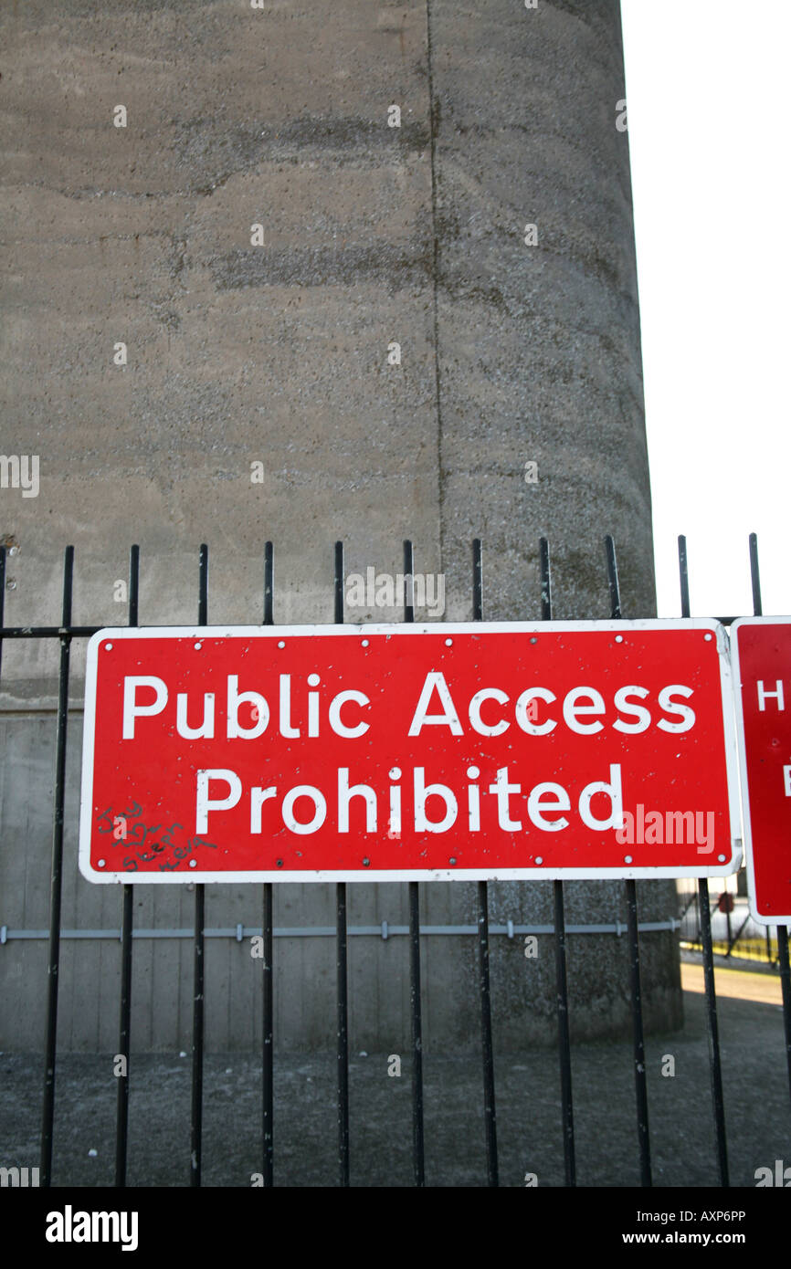 Public access prohibited sign on a fence Stock Photo - Alamy