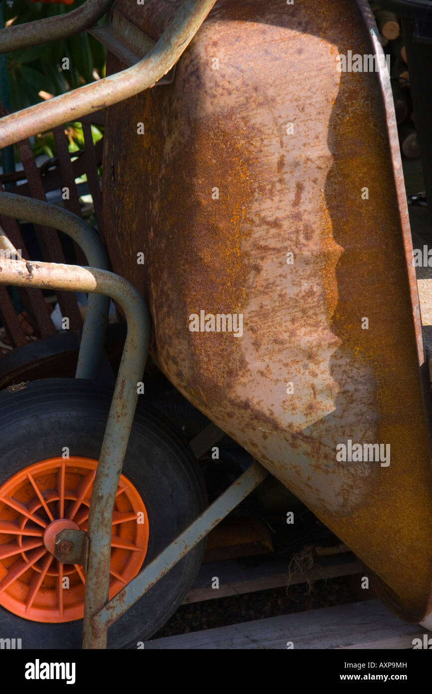 Wheelbarrow position hi-res stock photography and images - Alamy