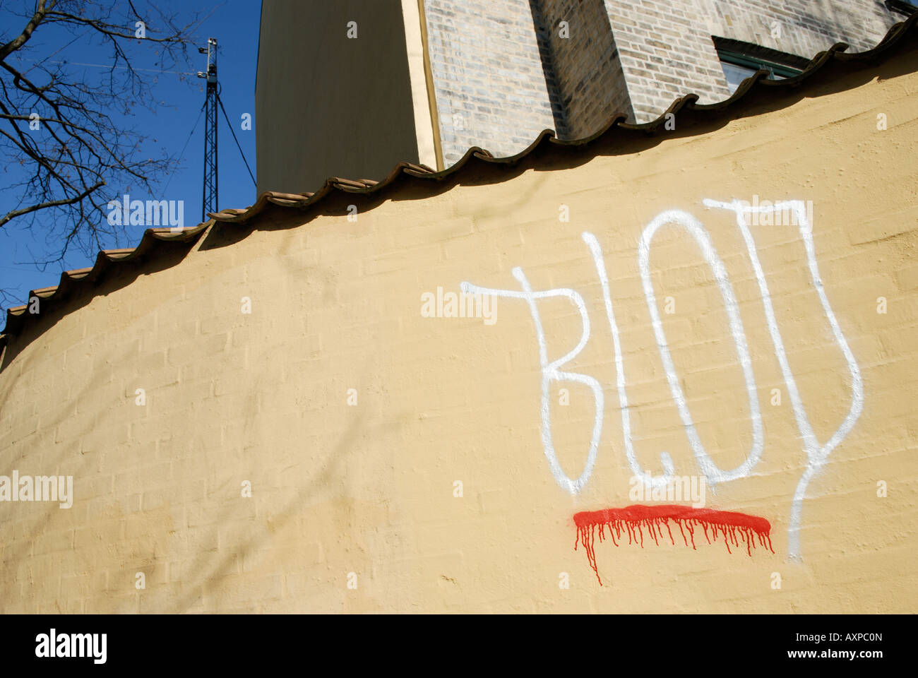 Bloody wire hi-res stock photography and images - Alamy