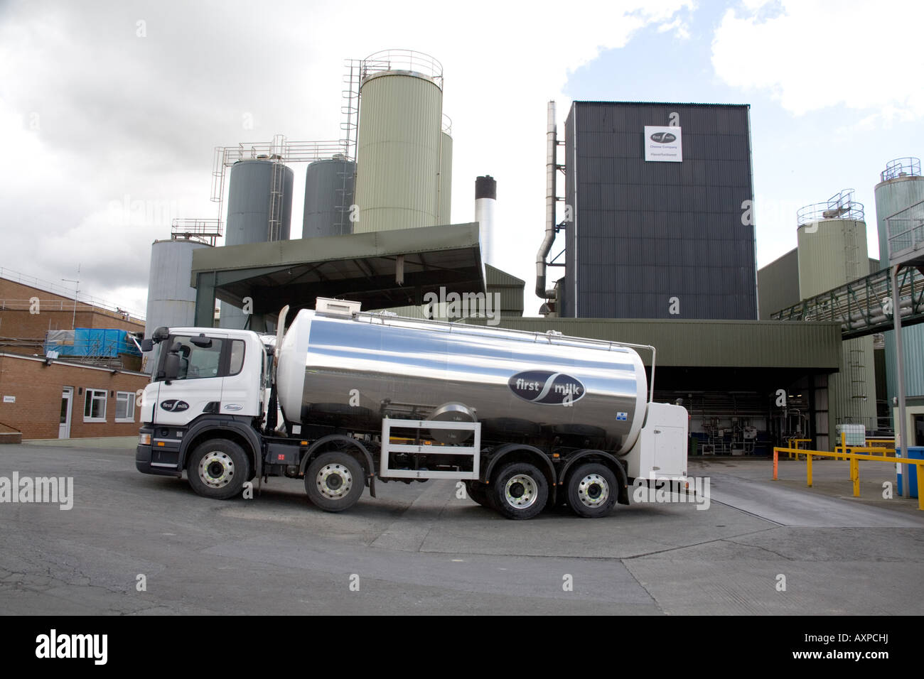 Milk tanker hi-res stock photography and images - Alamy
