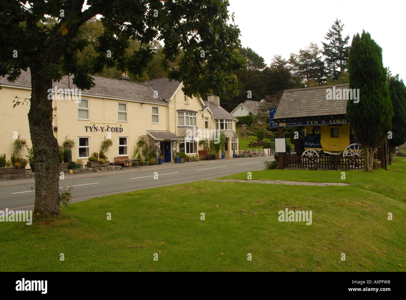 Capel curig pub hi-res stock photography and images - Alamy