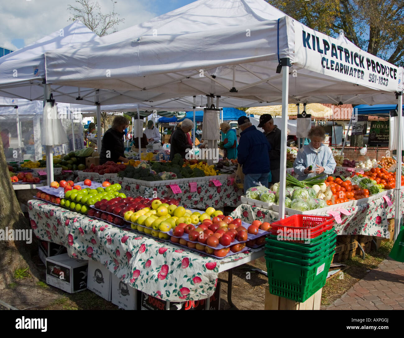 Shoppers at an outdoor market Stock Photo - Alamy