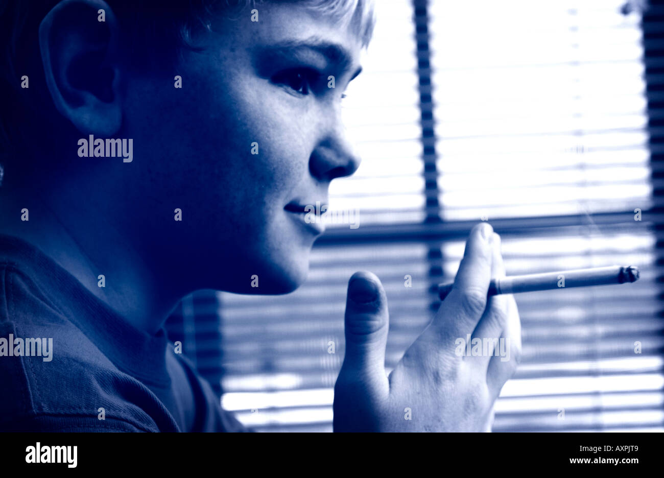 Under age smoking hi-res stock photography and images - Alamy