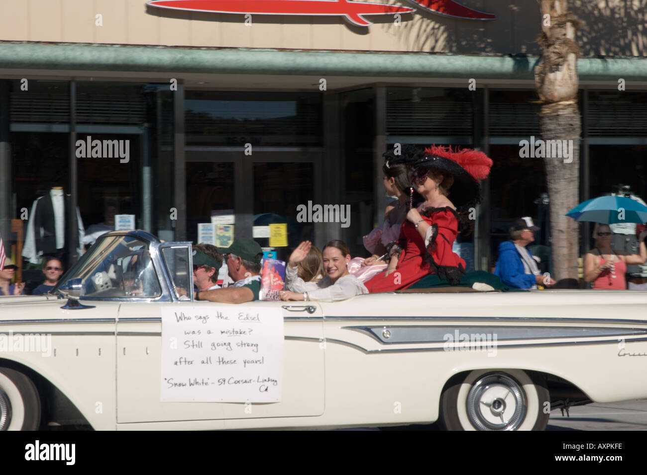 Queen Cherie and runner-up lead the Doo Dah Parade 2005, Colorado Blvd ...