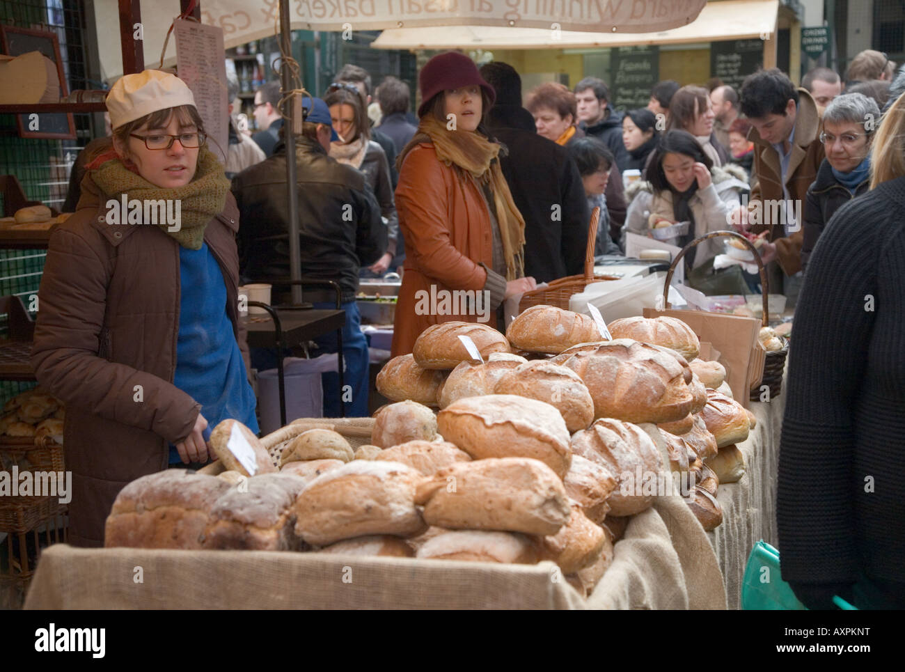 Market stall bread hi-res stock photography and images - Alamy