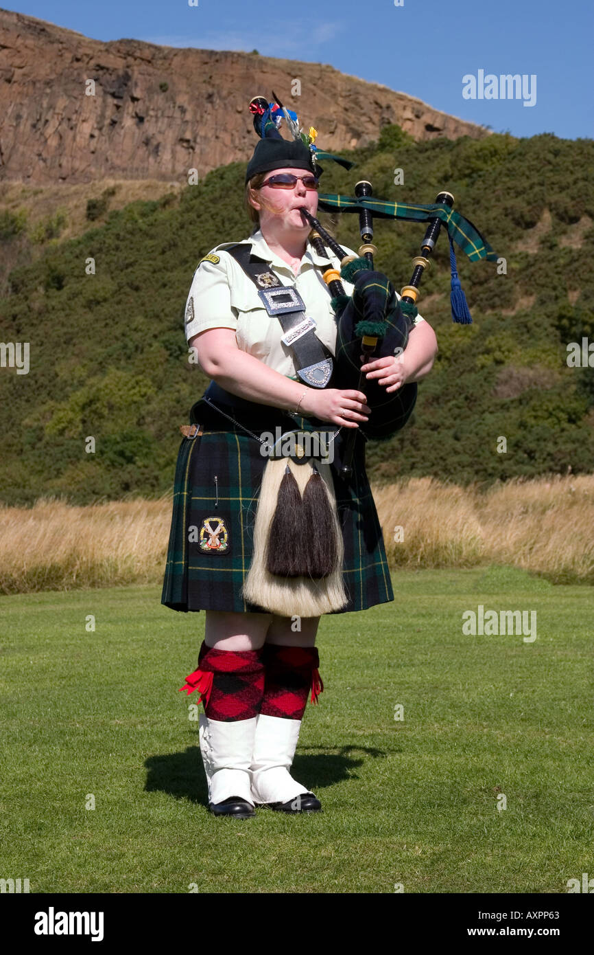 Bagpipers edinburgh hi-res stock photography and images - Alamy