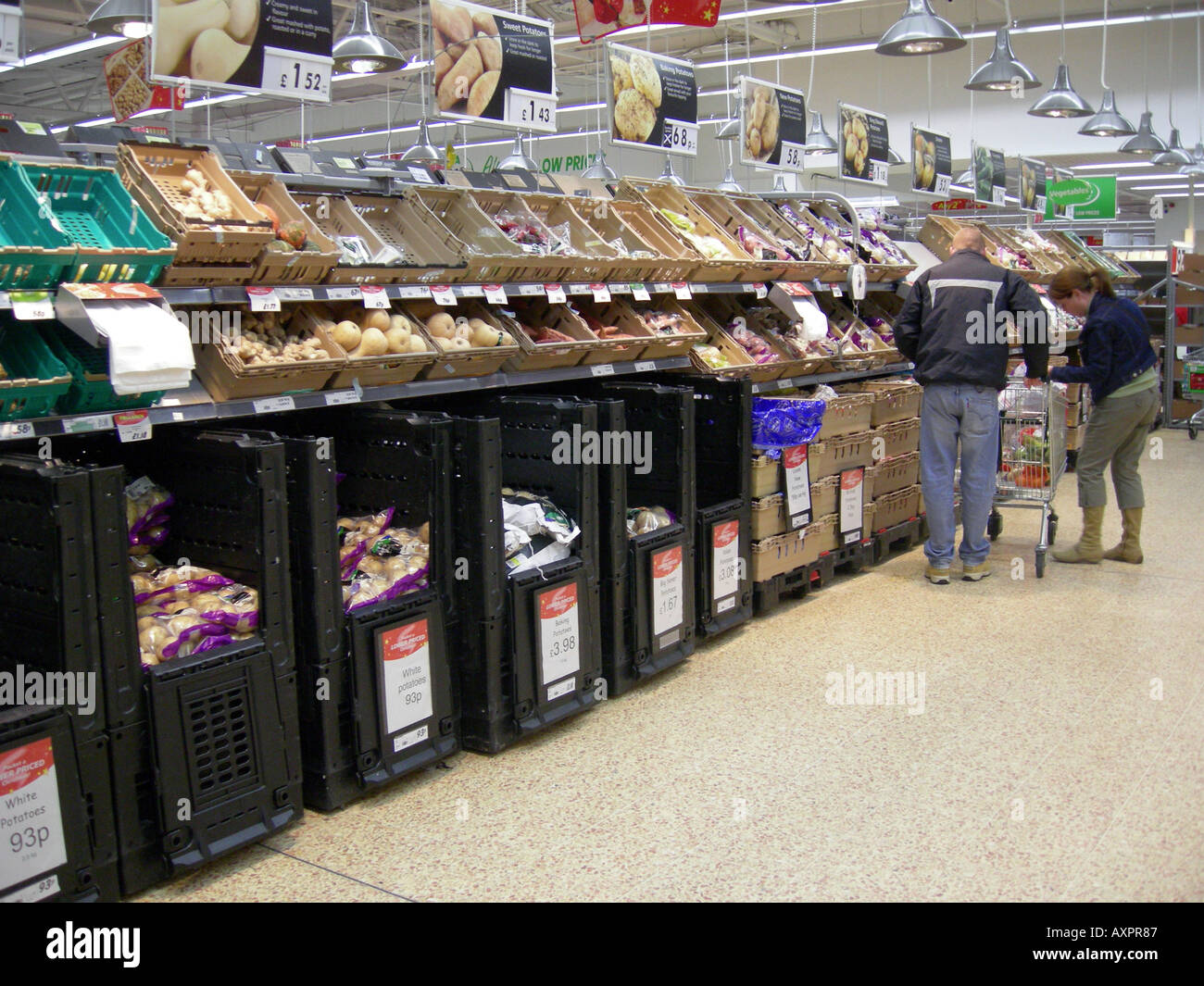 Supermarket asda shopping interior hi-res stock photography and images ...