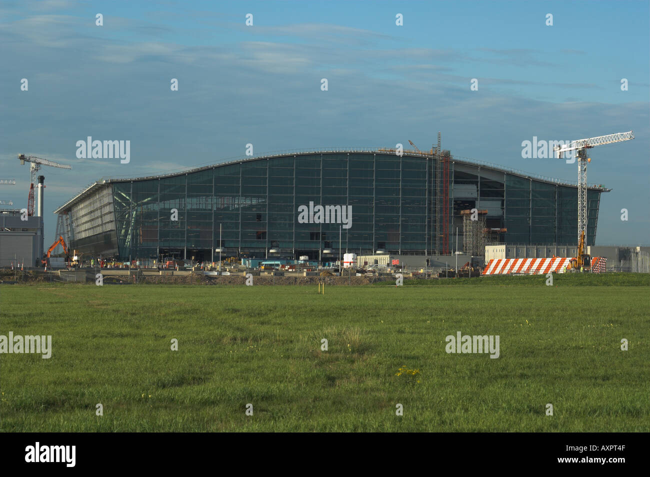 Terminal 5 heathrow construction hi-res stock photography and images ...