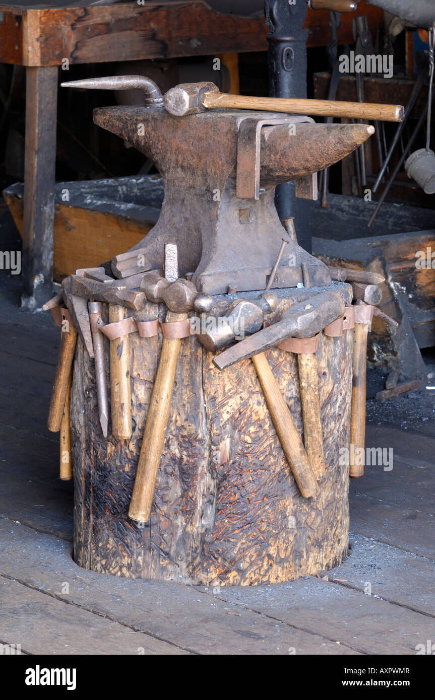 Blacksmith and anvil hi-res stock photography and images - Alamy