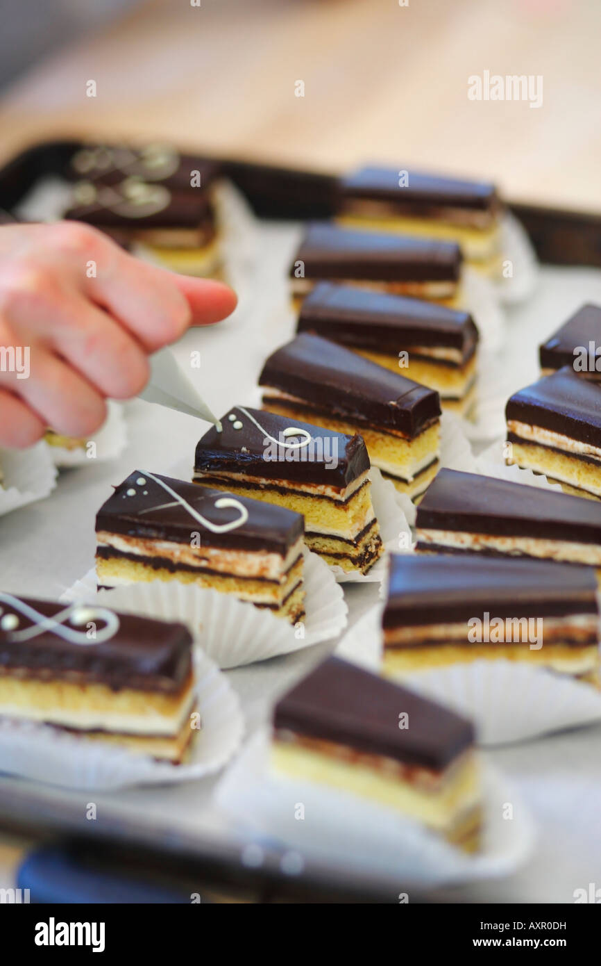 Pastry chef decorating pastries Stock Photo - Alamy