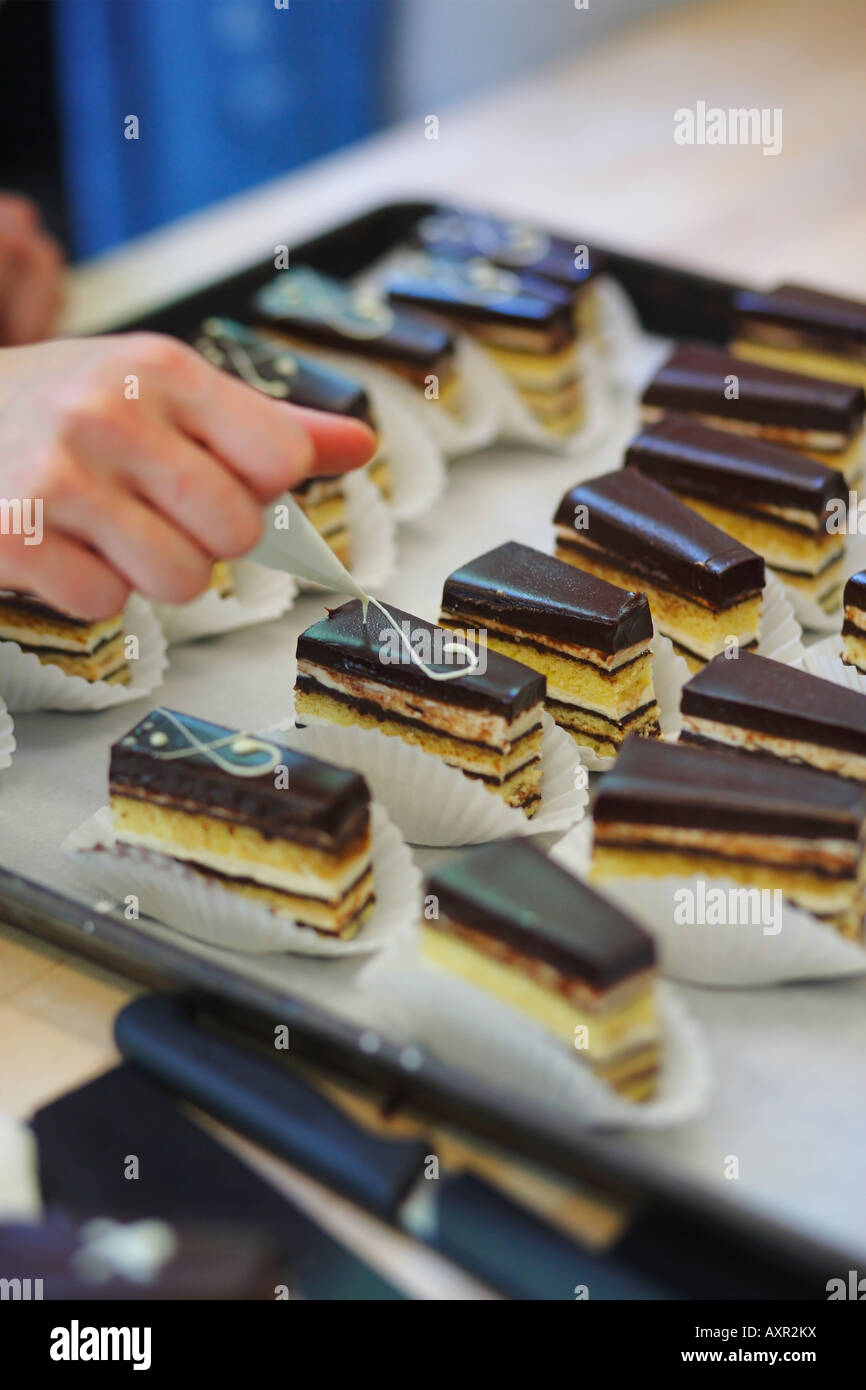 Pastry chef decorating pastries Stock Photo - Alamy