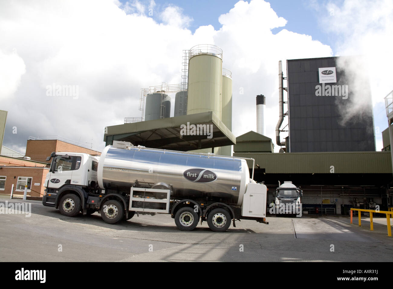 Milk lorry hi-res stock photography and images - Alamy