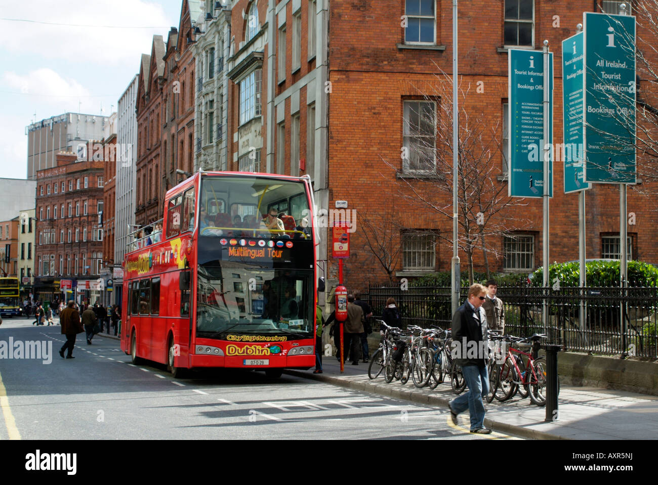 Hop on hop off city tour bus stop hi-res stock photography and images ...