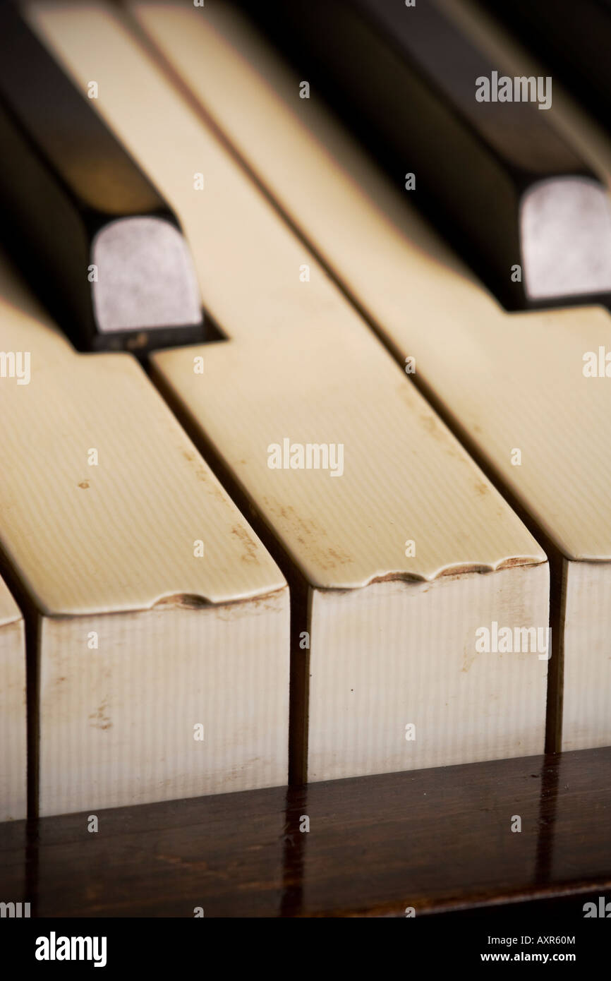 antique piano showing dirty and chipped keys Stock Photo - Alamy