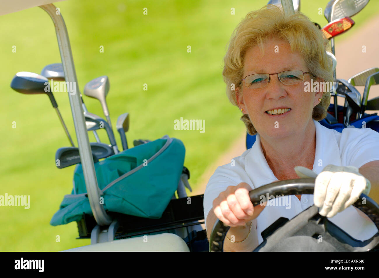Lady golfing hi-res stock photography and images - Alamy