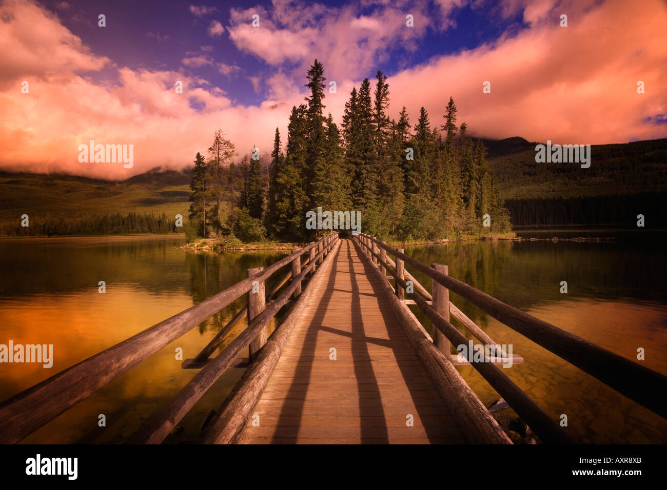 Wooden foot bridge to island Stock Photo - Alamy