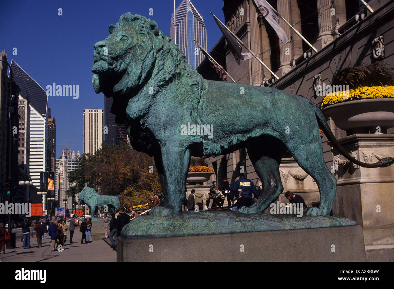 Chicago street scene culture sculpture hi-res stock photography and ...