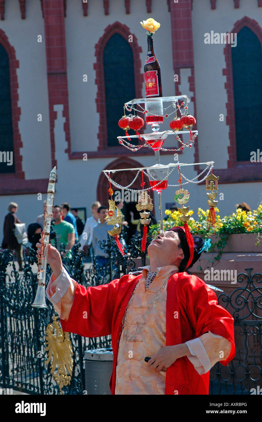 Chinese juggler hi-res stock photography and images - Alamy