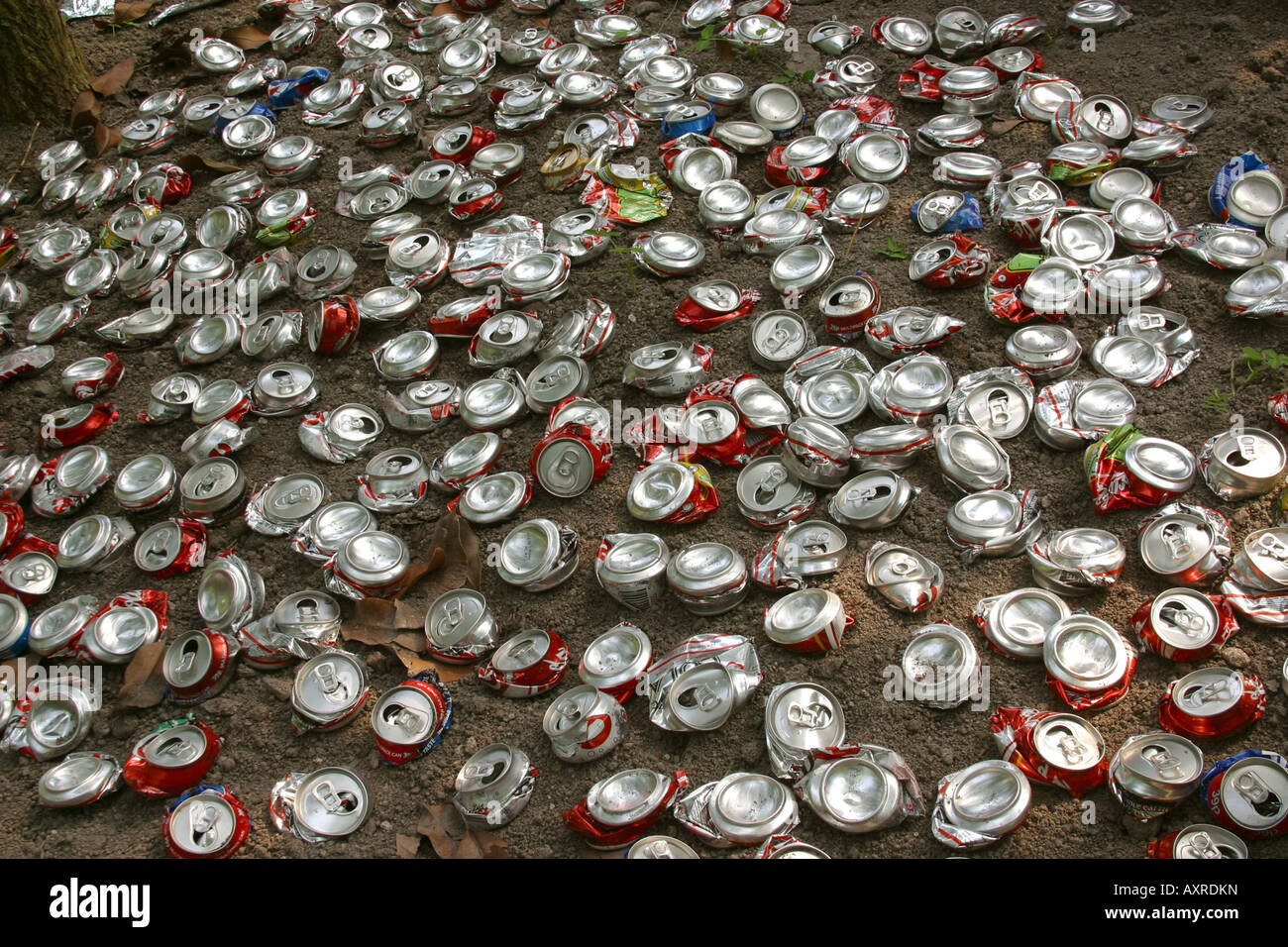Squashed tin cans hi-res stock photography and images - Alamy