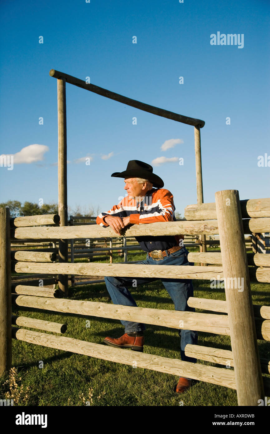 Man leaning on country fence hi-res stock photography and images - Alamy