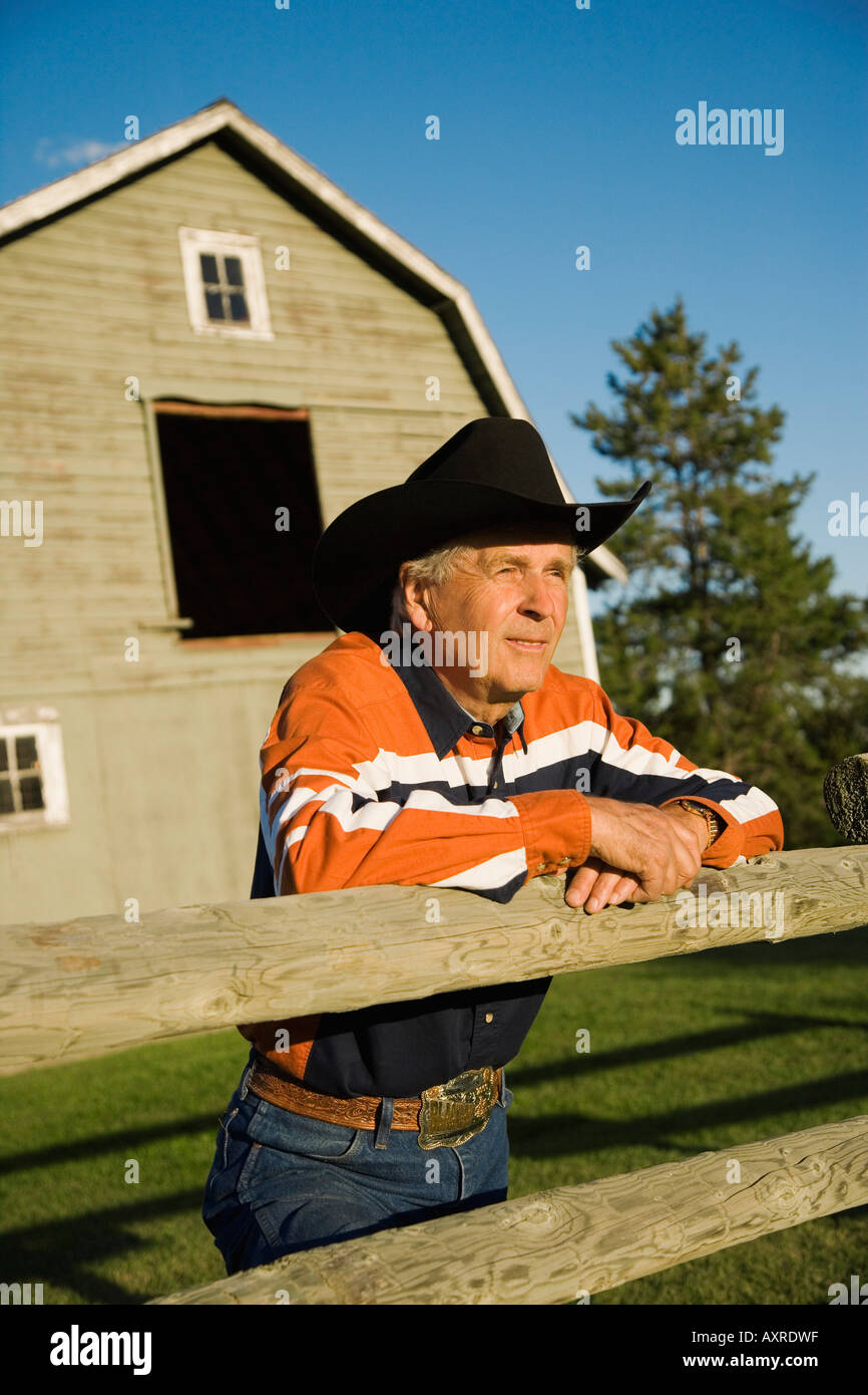 Man leaning on country fence hi-res stock photography and images - Alamy
