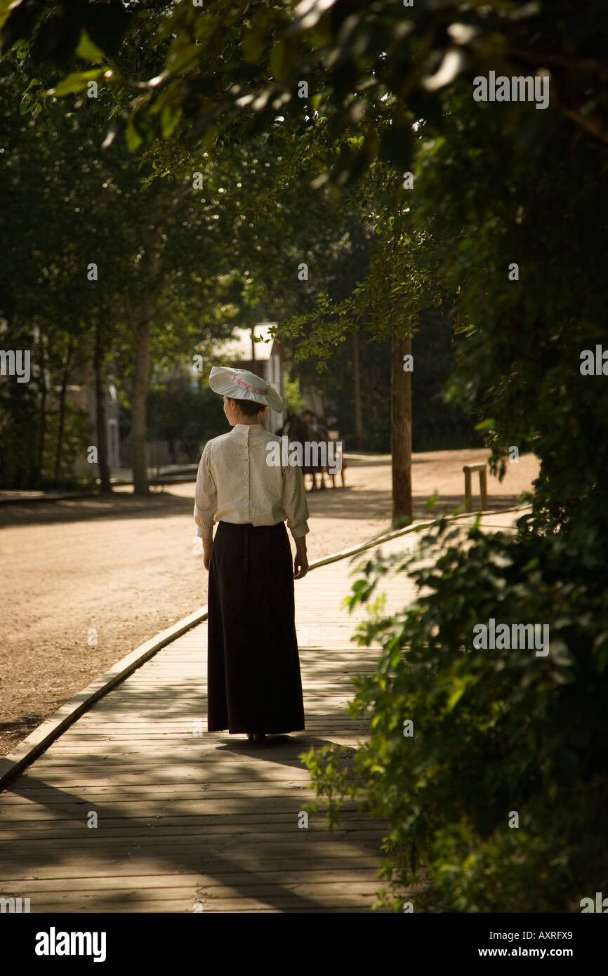 Woman walking street 1900 hi-res stock photography and images - Alamy