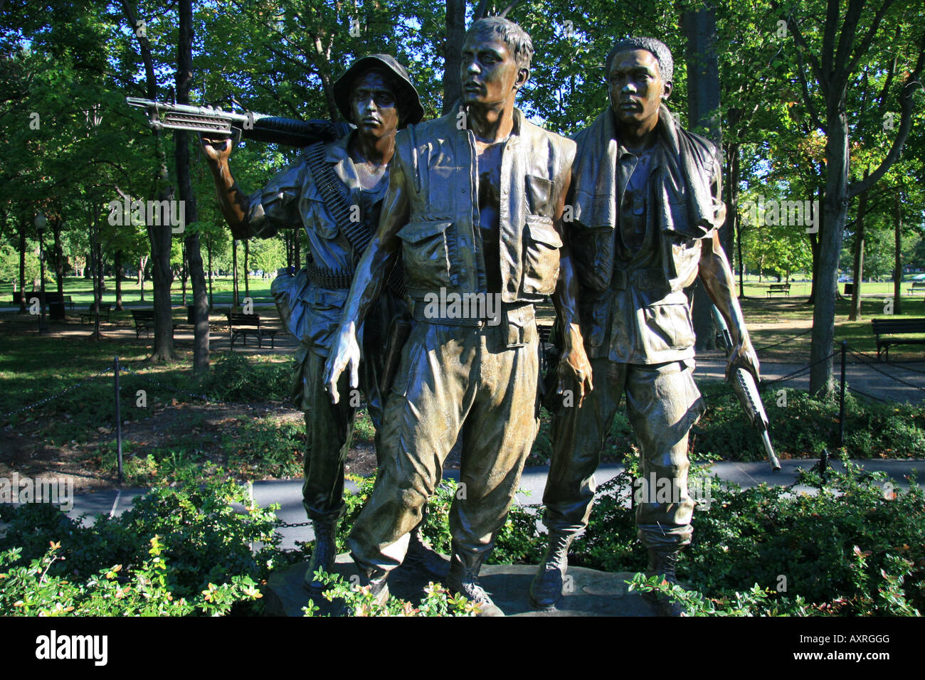 The Three Soldiers memorial statue beside the Vietnam Veterans Memorial ...
