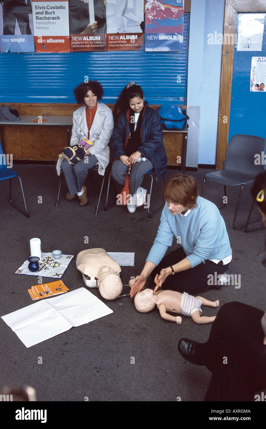 First aid training children hi-res stock photography and images - Alamy