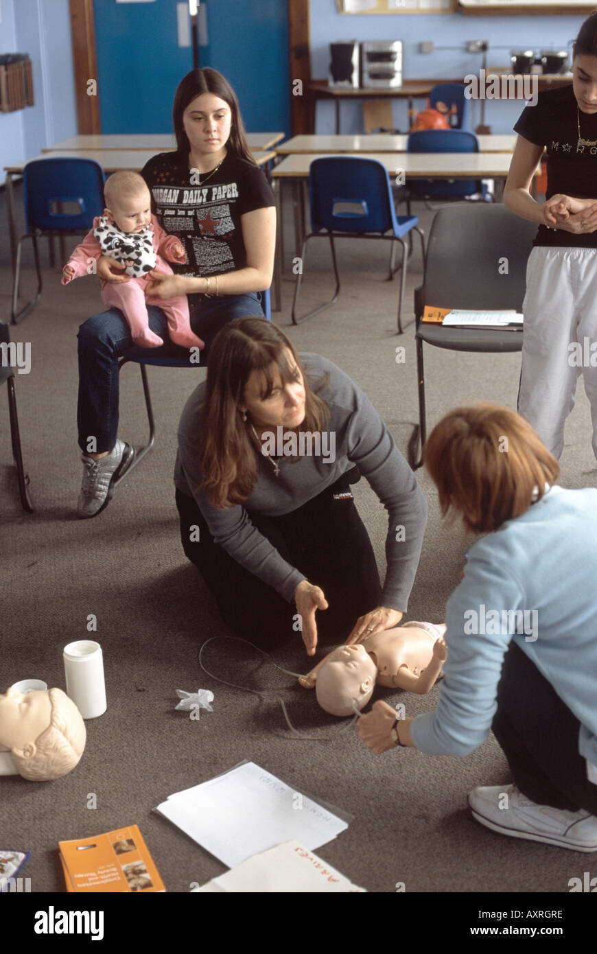 First aid training children hi-res stock photography and images - Alamy