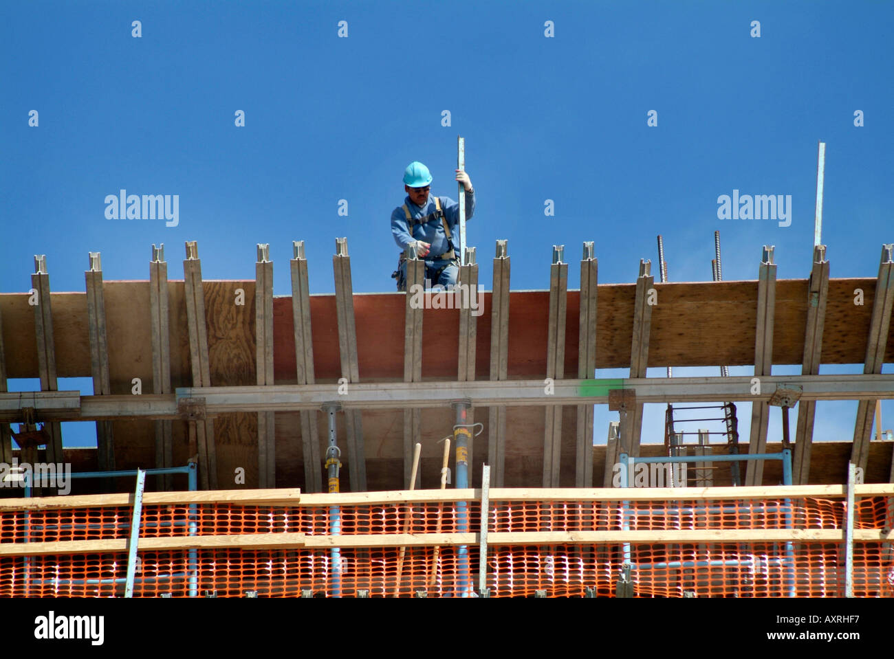 Construction worker high rise building hi-res stock photography and ...