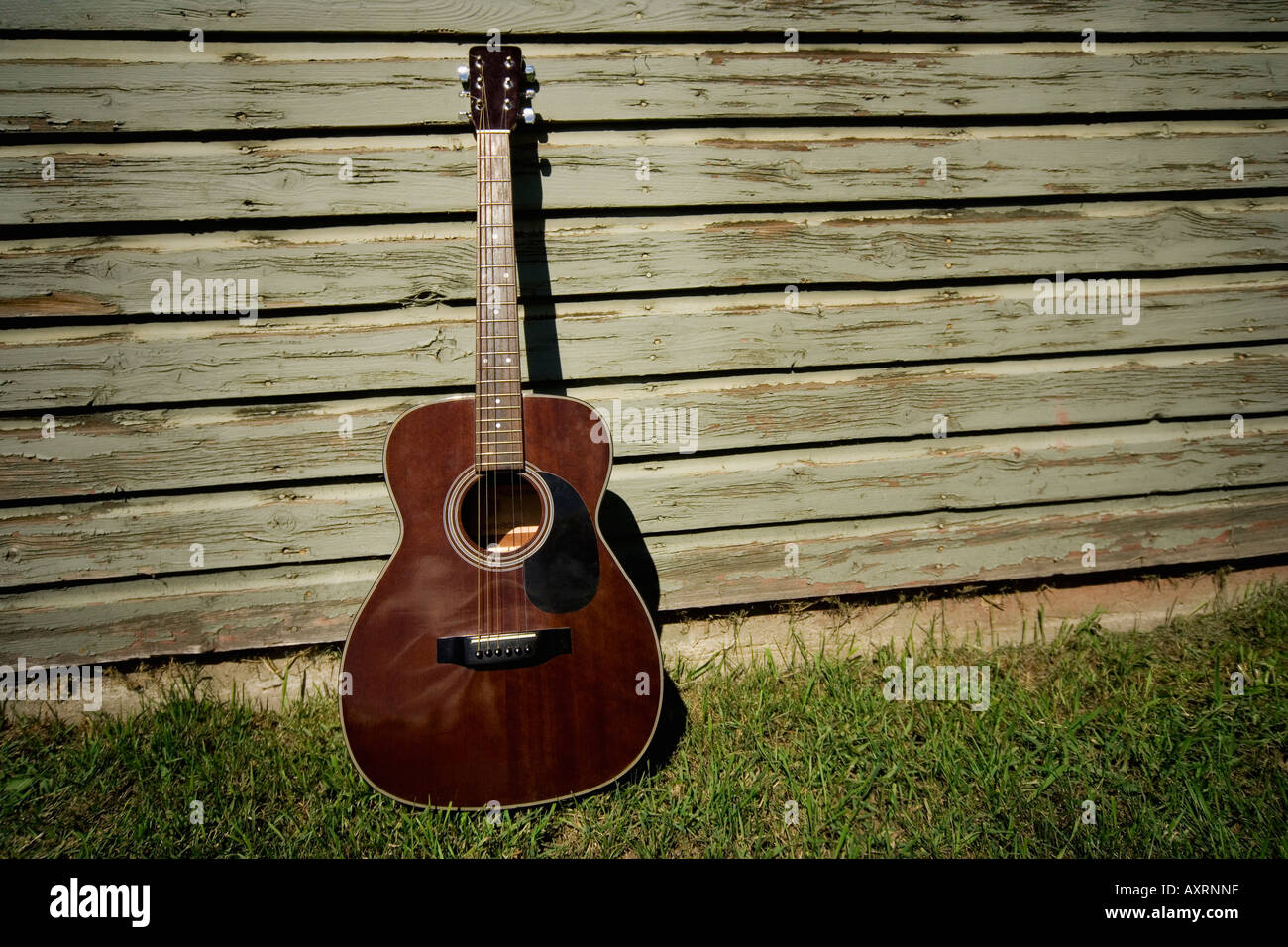 Acoustic guitar leaning against building Stock Photo - Alamy
