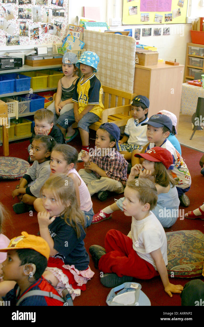 primary school children in classroom Stock Photo - Alamy