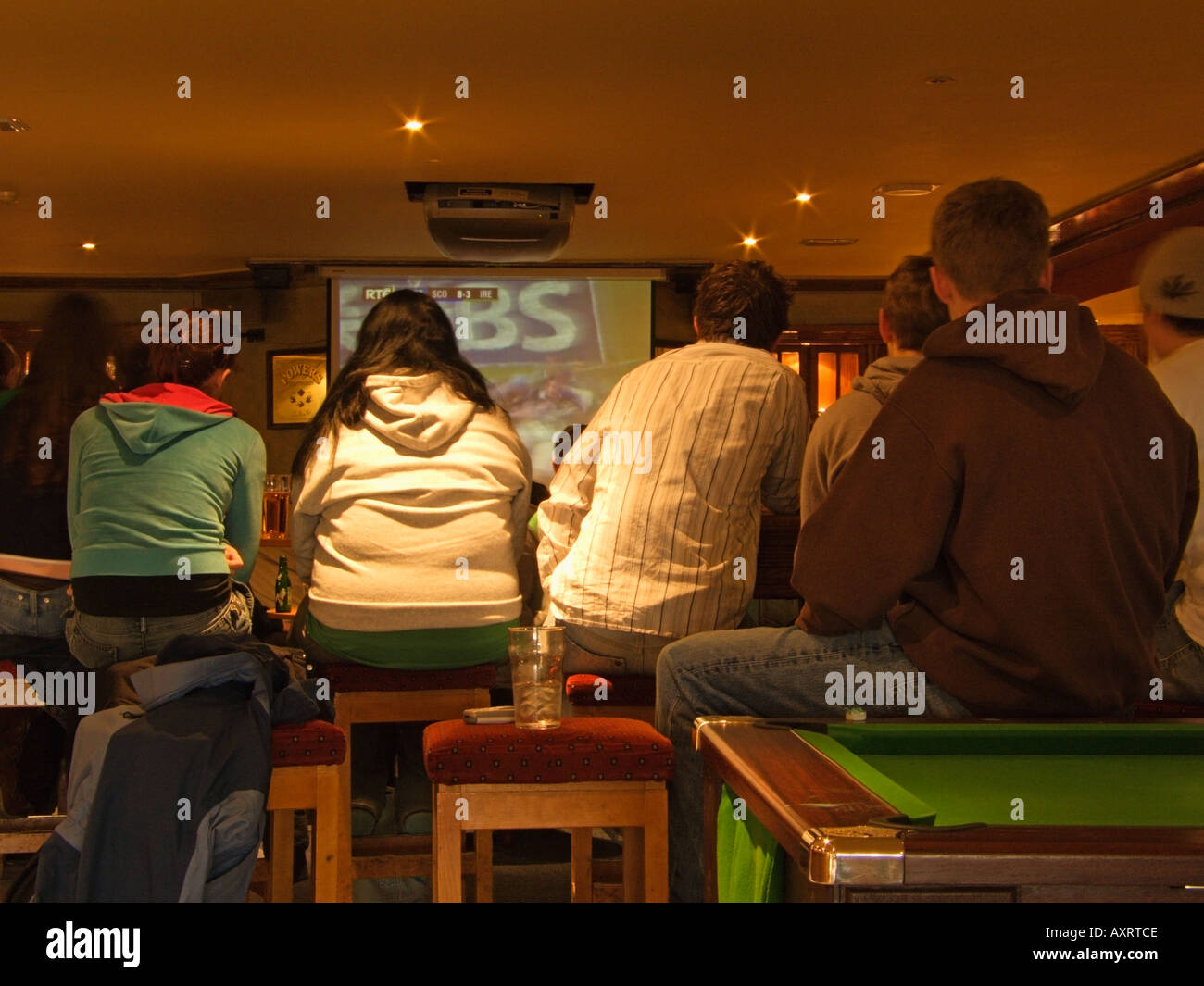 Pub large screen tv hi-res stock photography and images - Alamy