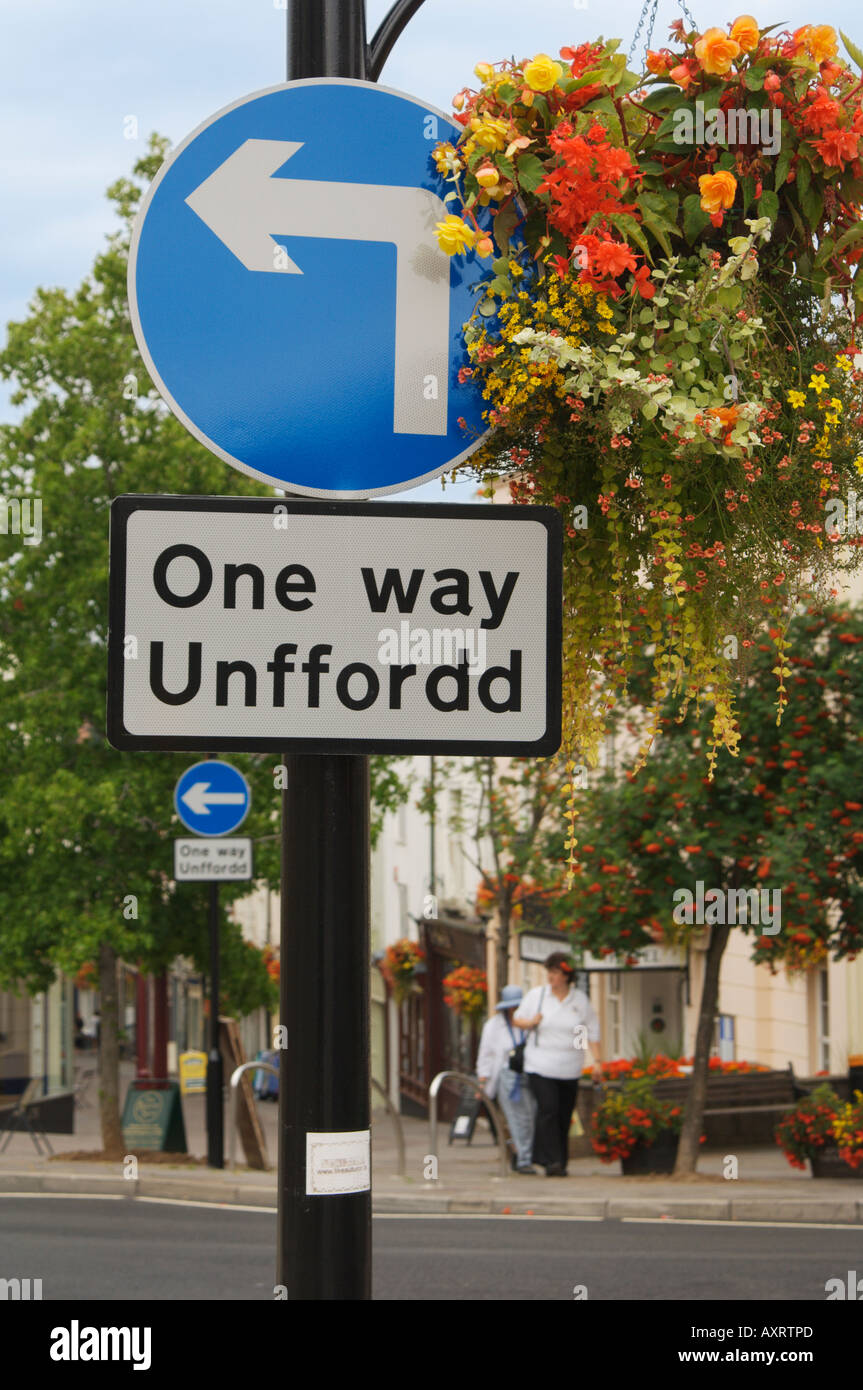 One way left turn sign in English and Welsh Stock Photo - Alamy