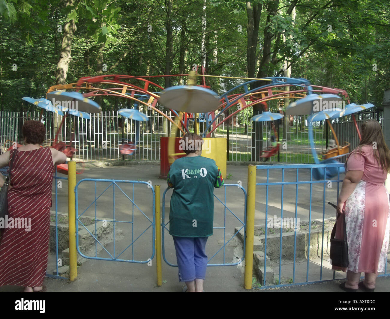 Children at fairground hi-res stock photography and images - Alamy