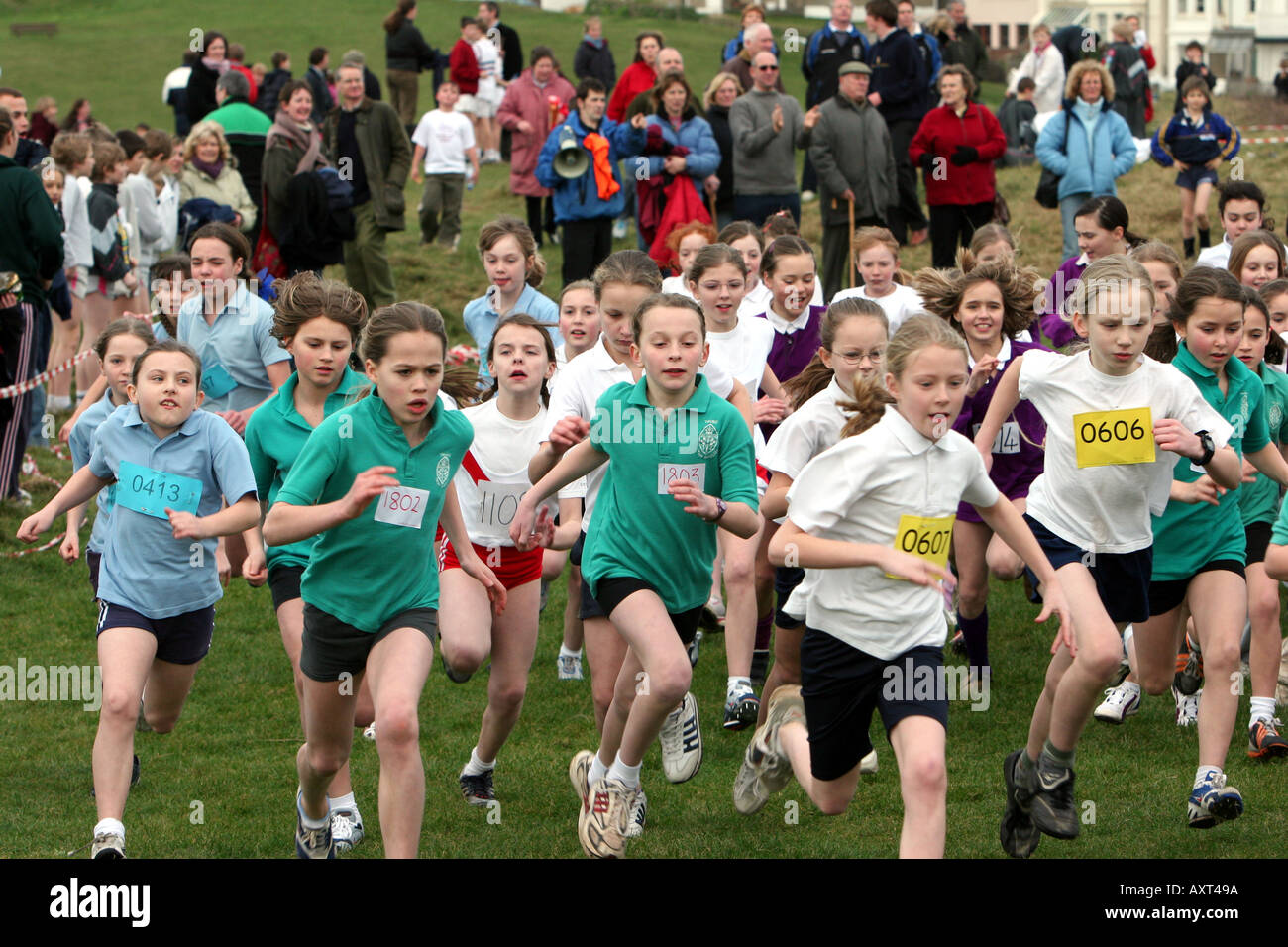 Girls cross country race running hi-res stock photography and images ...