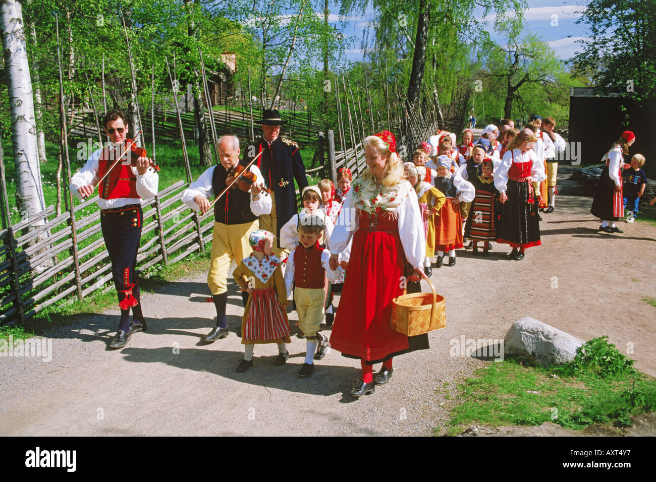 Swedish children and musicians in traditional Midsummer dress at ...