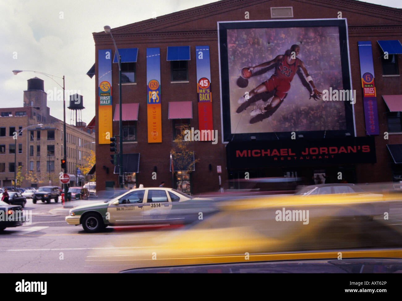 Chicago city street scene restaurant hi-res stock photography and ...
