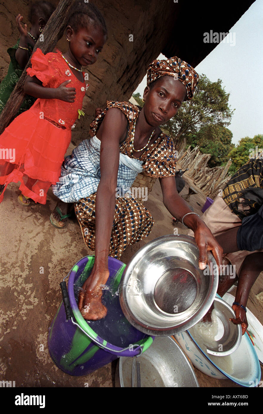 African woman washing up dishes hi-res stock photography and images - Alamy