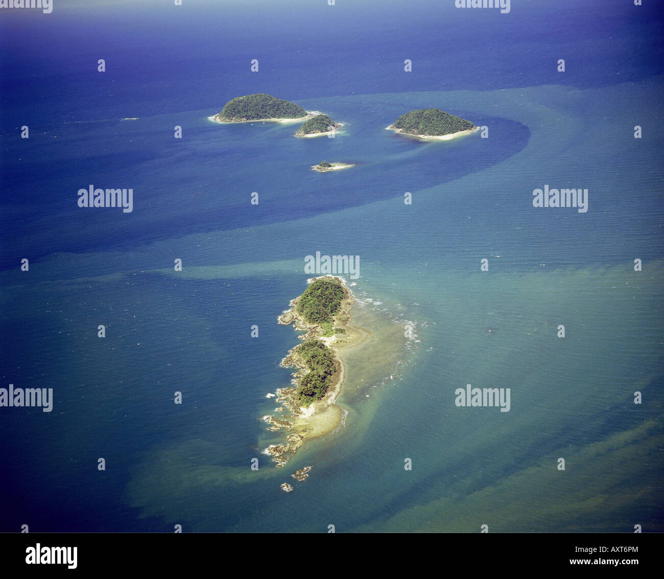 Little islands in coral lake hi-res stock photography and images - Alamy
