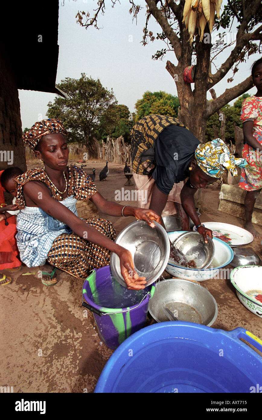 African woman washing up dishes hi-res stock photography and images - Alamy