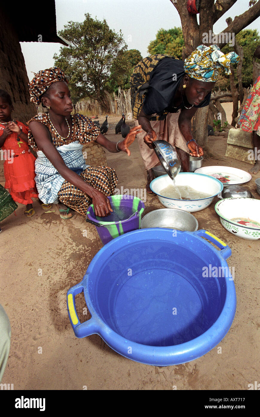 African woman washing up dishes hi-res stock photography and images - Alamy
