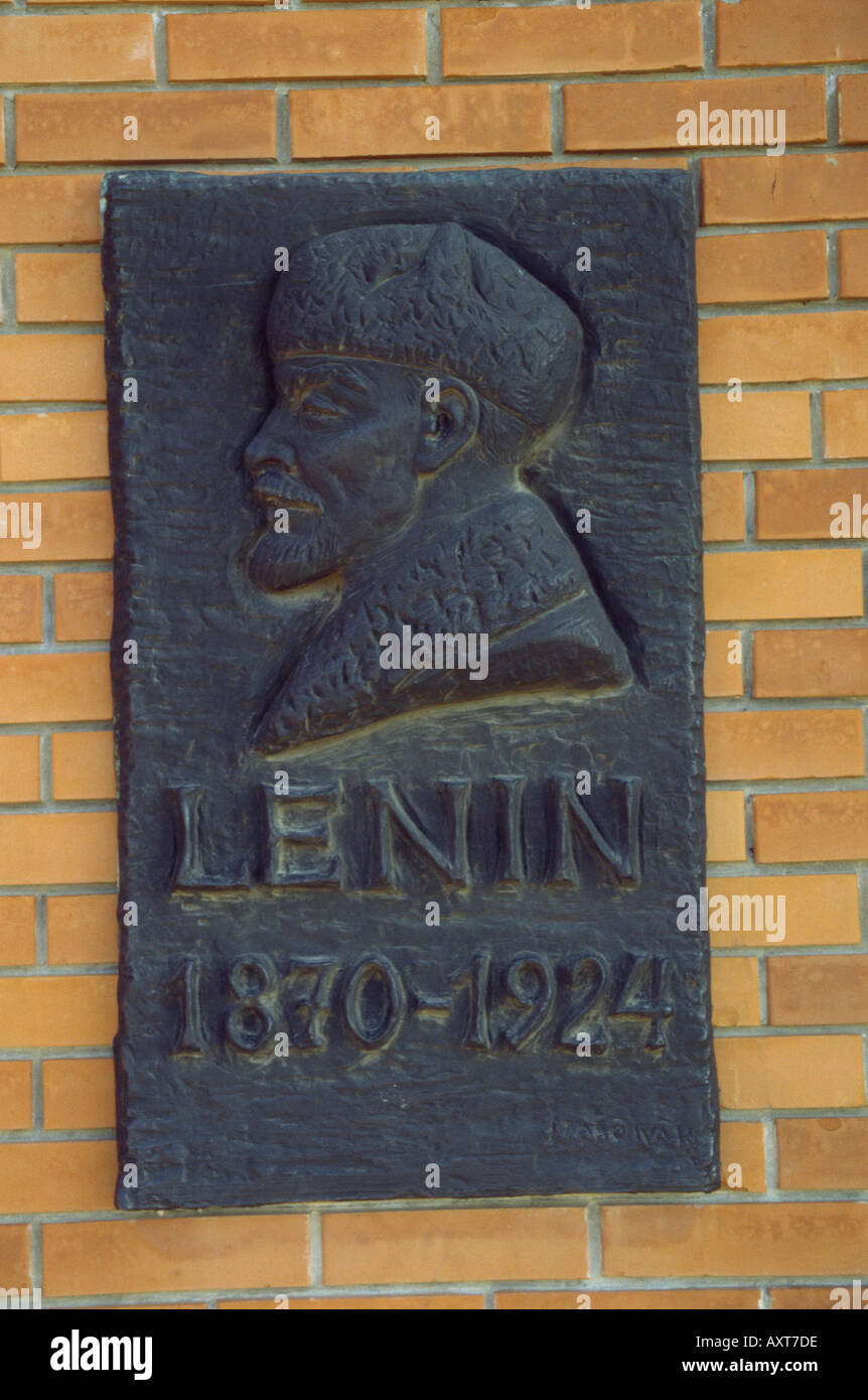 Communist lenin statue hi-res stock photography and images - Alamy