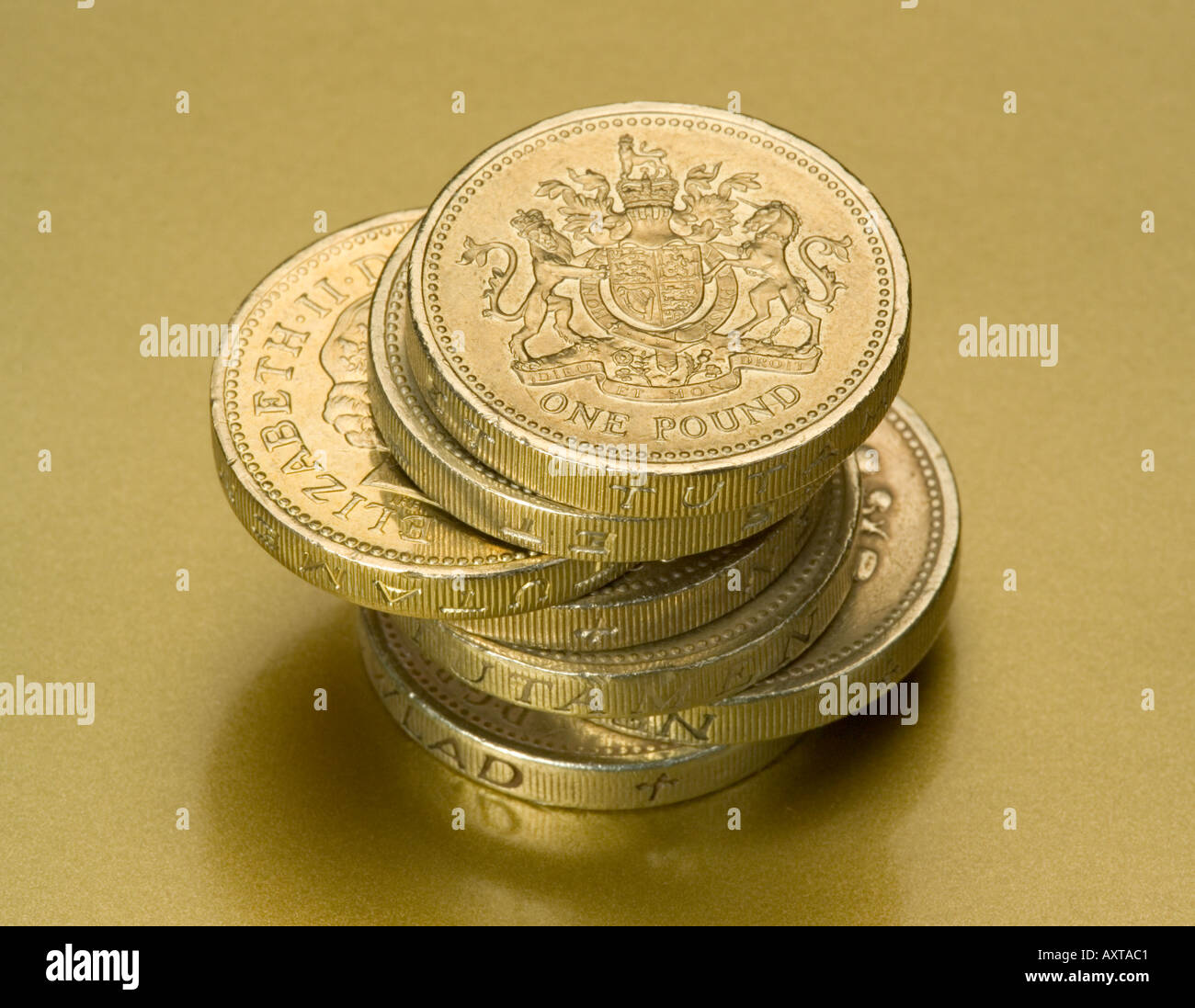 Pile of 1 one British pound coins Stock Photo - Alamy